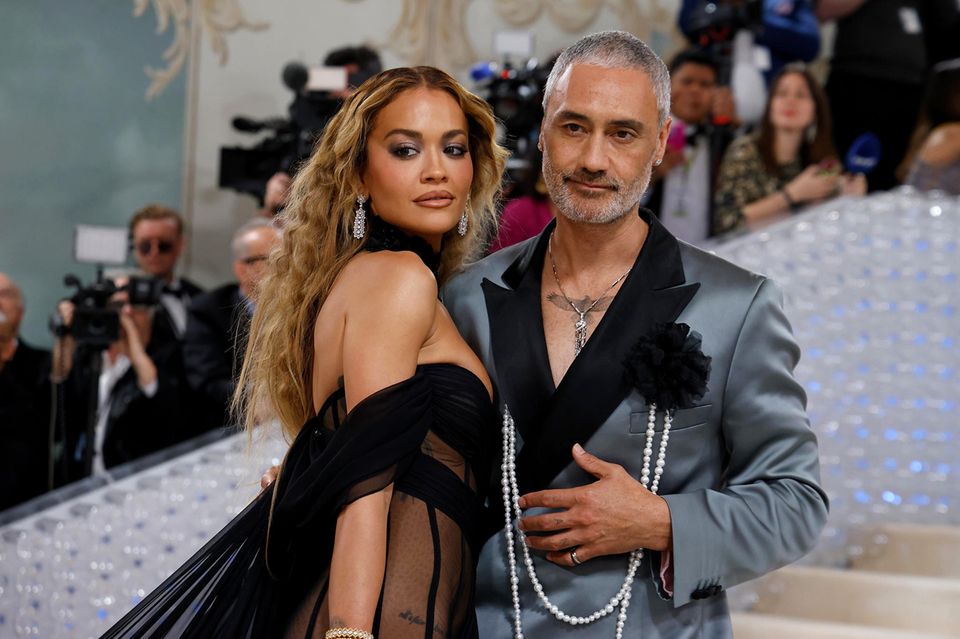 Rita Ora: Sie zeigt wie elegant ihre Hochzeitslooks wirklich waren ...