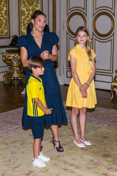 Prinzessin Estelle: Die Bilder ihrer süßesten Looks | GALA.de