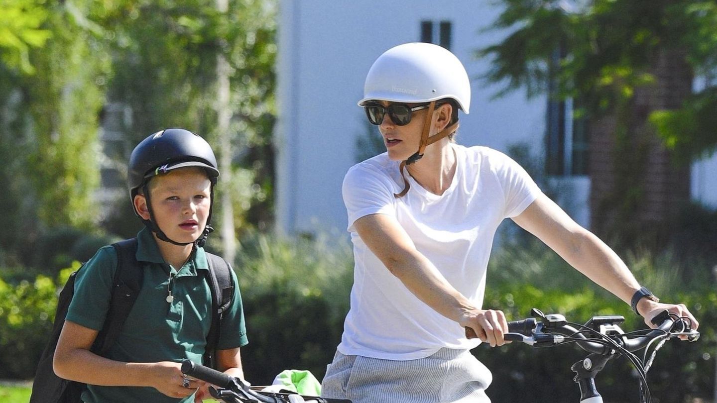 Fitness: Per Rad begleitet sie Sohn Samuel sicher nach Hause