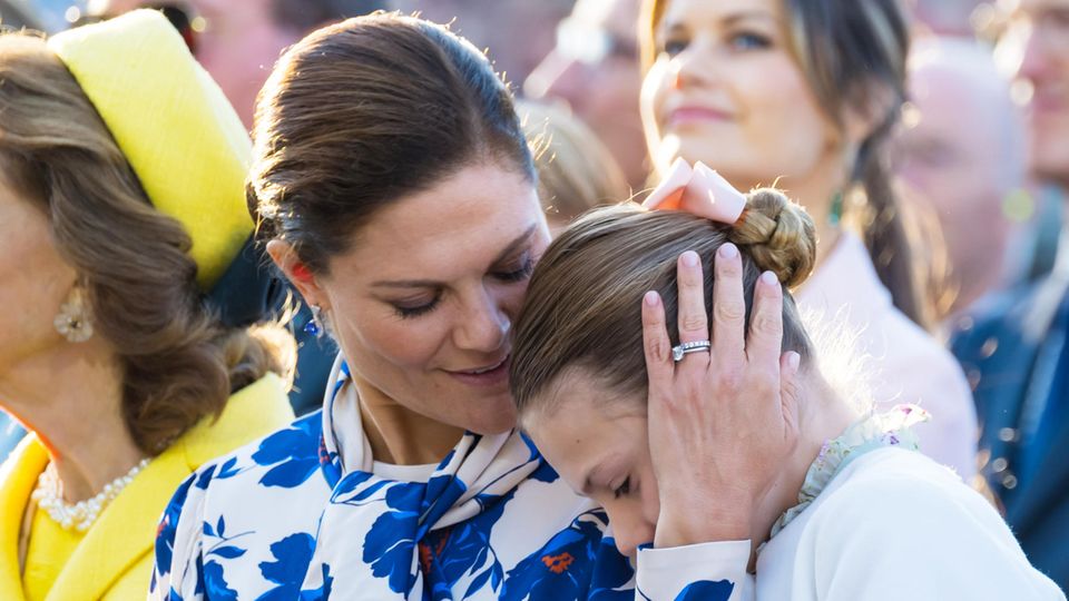 Prinzessin Estelle: Hier bewahrt Victoria sie vor einem Fashion-Fauxpas ...