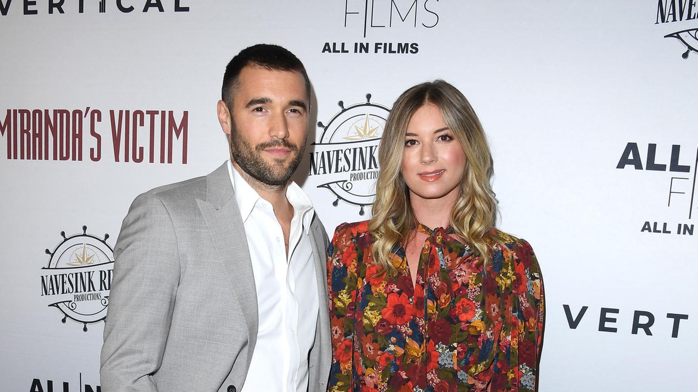 Couple-Looks: Emily VanCamp und Josh Bowman zeigen sich gemeinsam auf ...