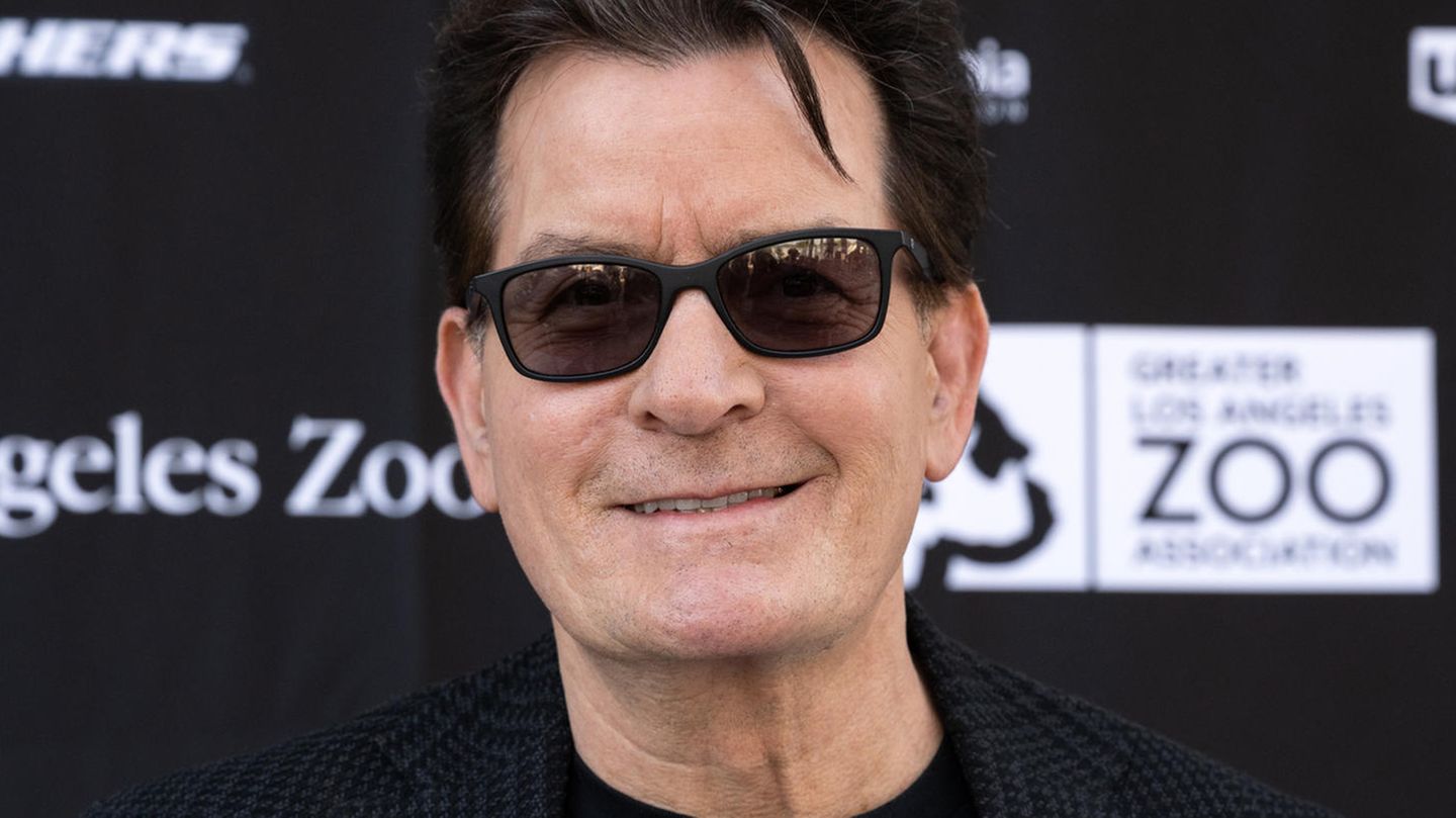 Charlie Sheen - Starporträt, News, Bilder | GALA.de