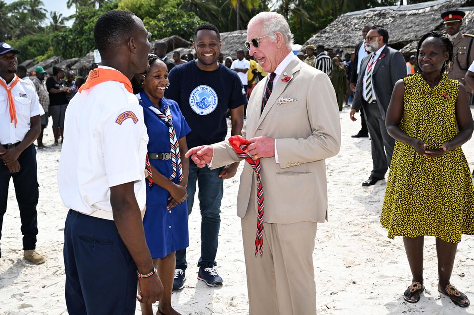 König Charles: In Kenia löst er sich von Queen Elizabeths Konventionen ...