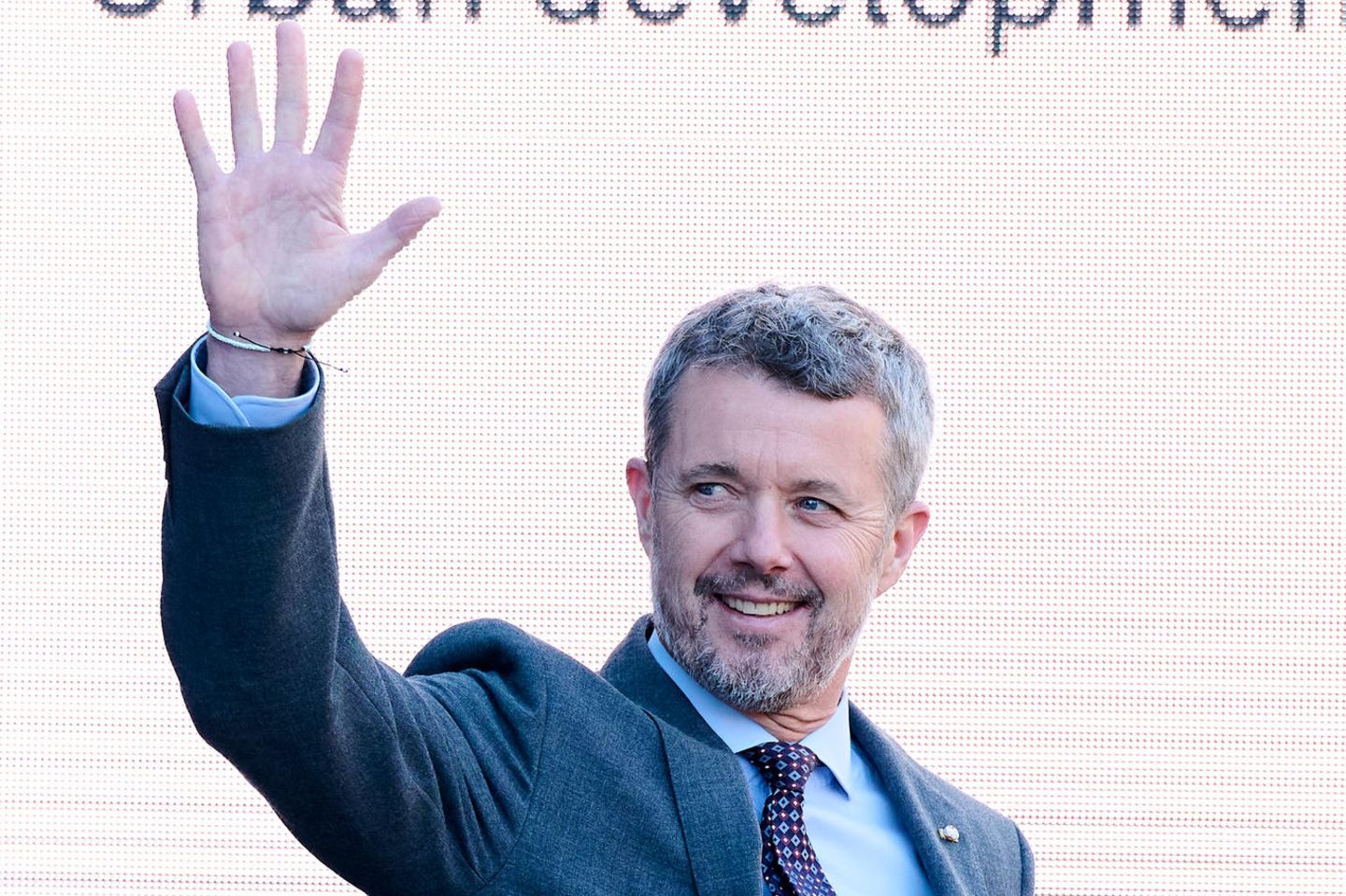 Prinz Frederik: Hier stößt Prinz Frederik stolz auf einen Erfolg an