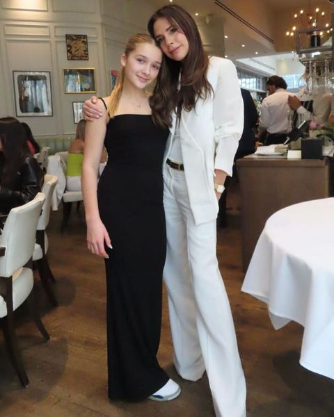 Harper Seven Beckham: Süße Fotos von Harpers Kleidern | GALA.de