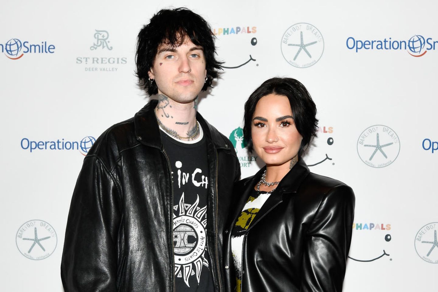 Demi Lovato Tapete Mit Blonden Und Rosa Haaren