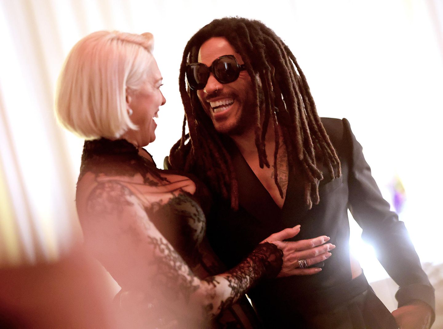 Stars bei den Golden Globes 2024: Die schönsten Begegnungen Backstage ...