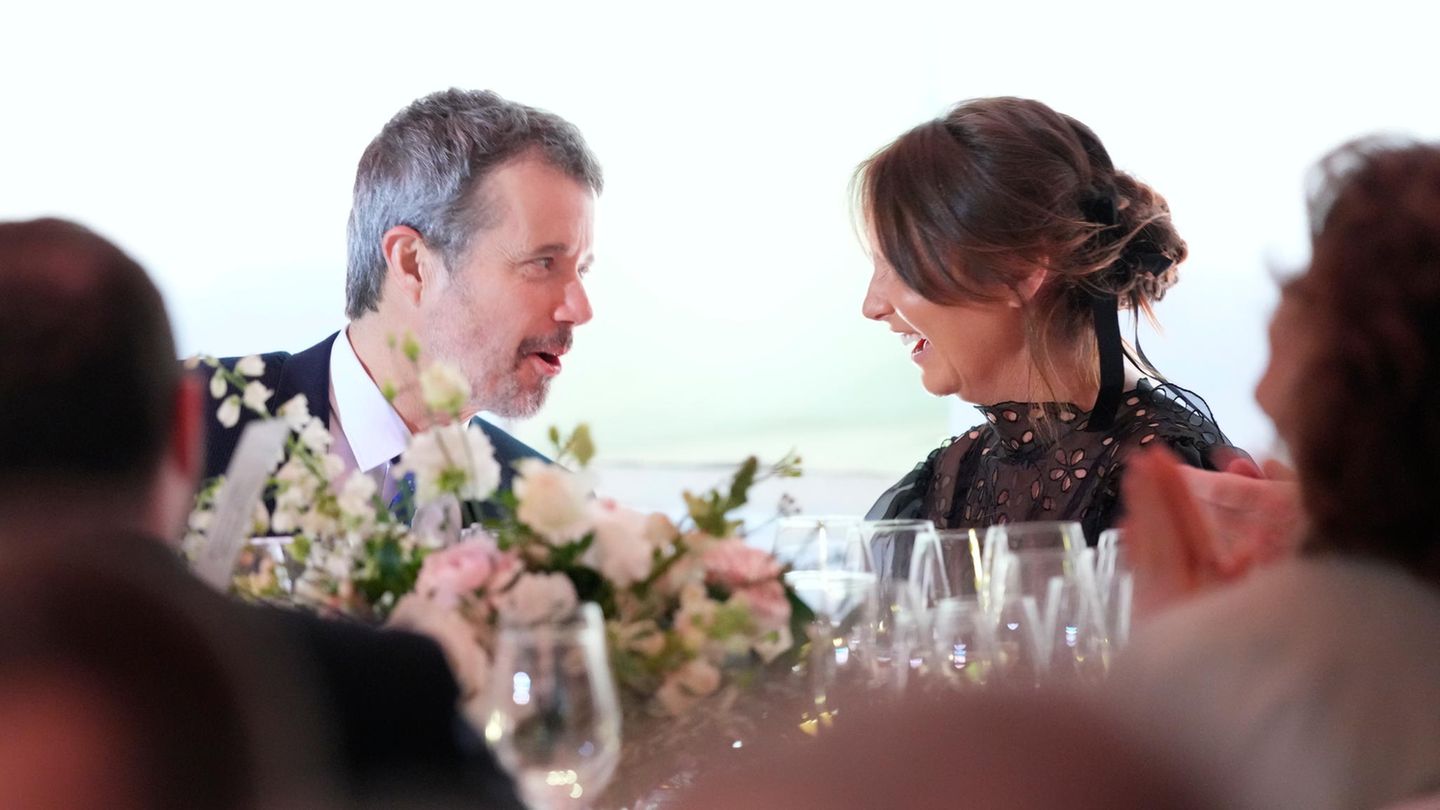König Frederik: Mit dieser Frau zeigt er sich jetzt gut gelaunt | GALA.de
