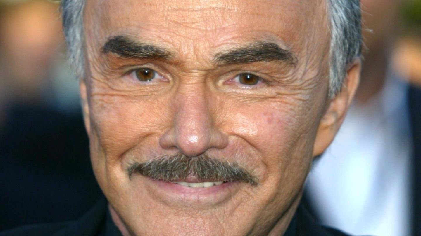 Burt Reynolds Posiert Burt Reynolds Was About To Make A Comeback In