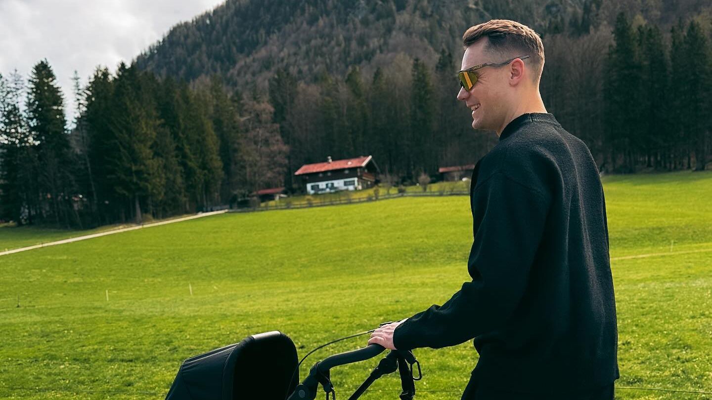 Manuel Neuer: Er zeigt sich erstmals mit seinem Baby | GALA.de
