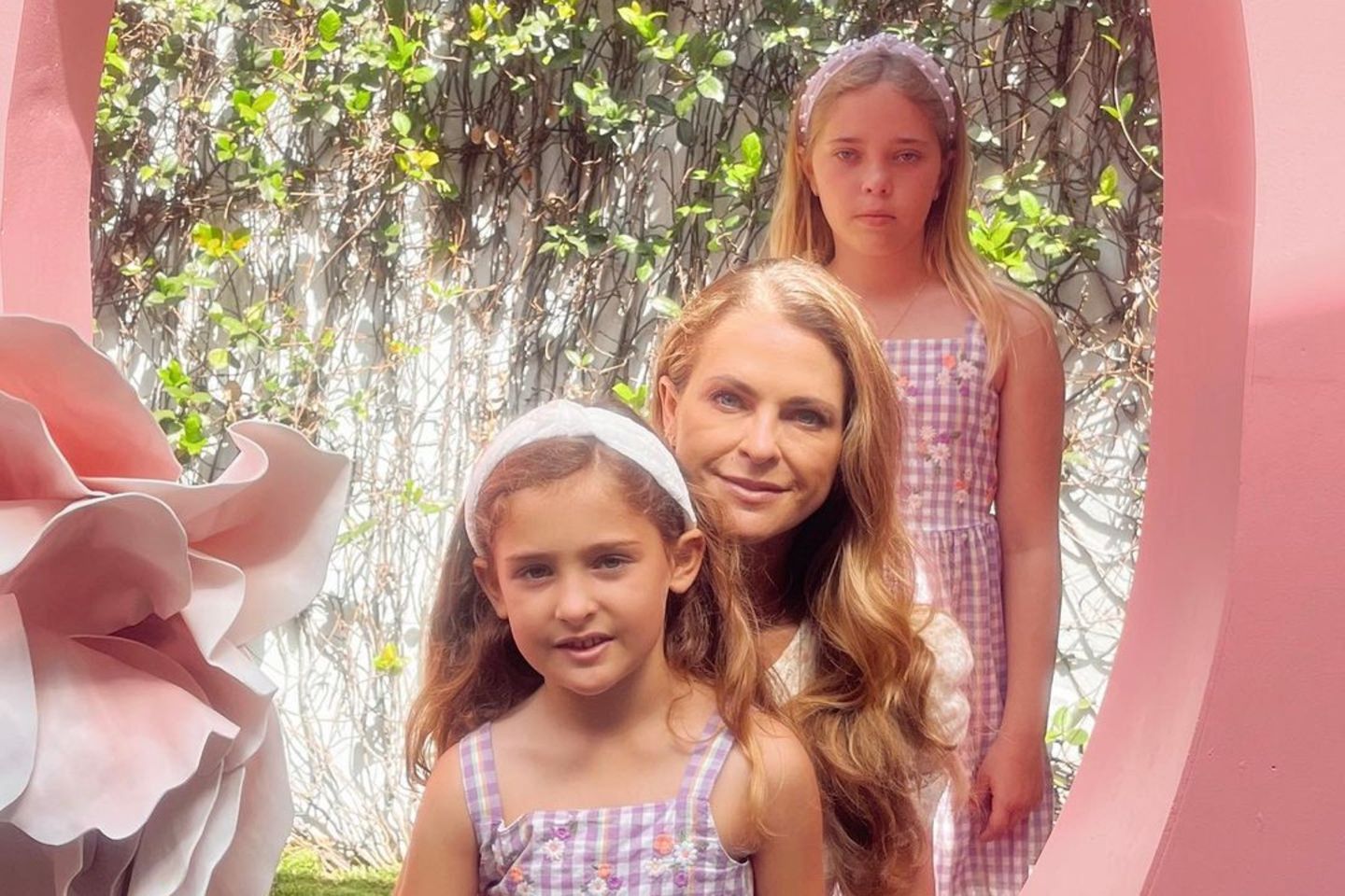 Prinzessin Madeleine: "Nicht sehr glücklich!" Osterfoto sorgt für Diskussionen | GALA.de