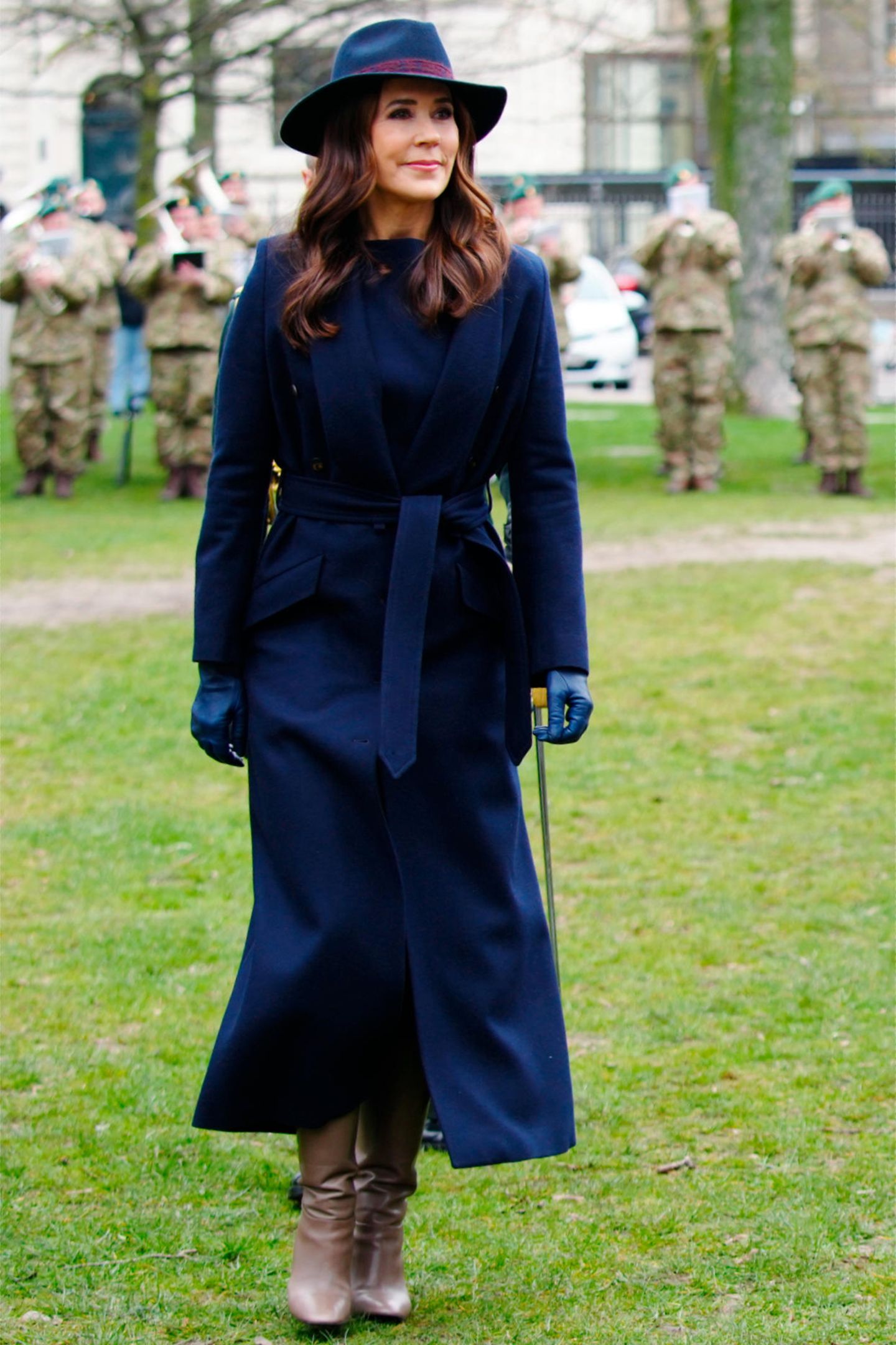 Königin Mary leuchtet an Weihnachten in knalligem Orange | GALA.de