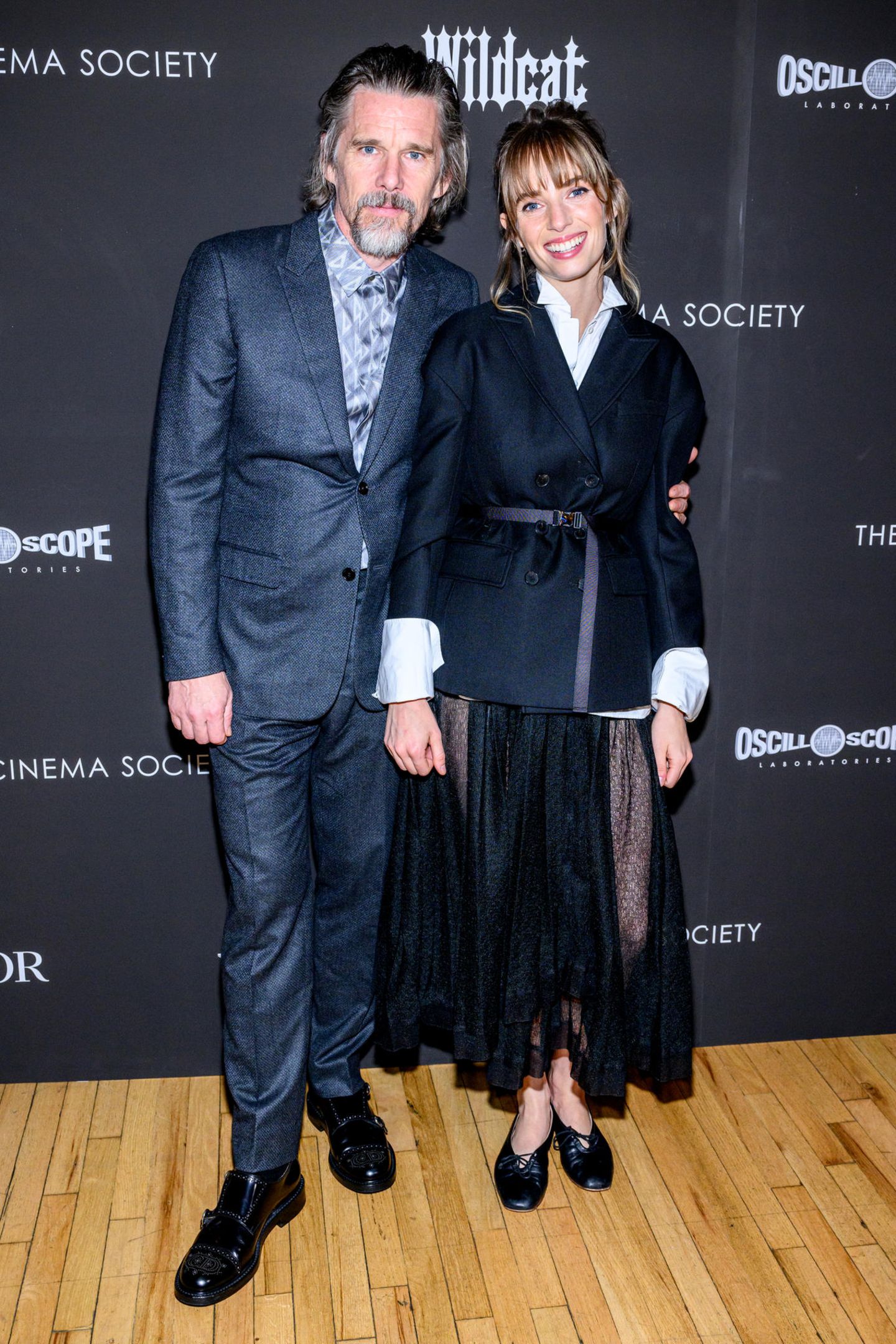 Stolz posiert Ethan Hawke gemeinsam mit seiner Tochter Maya Hawke für ...