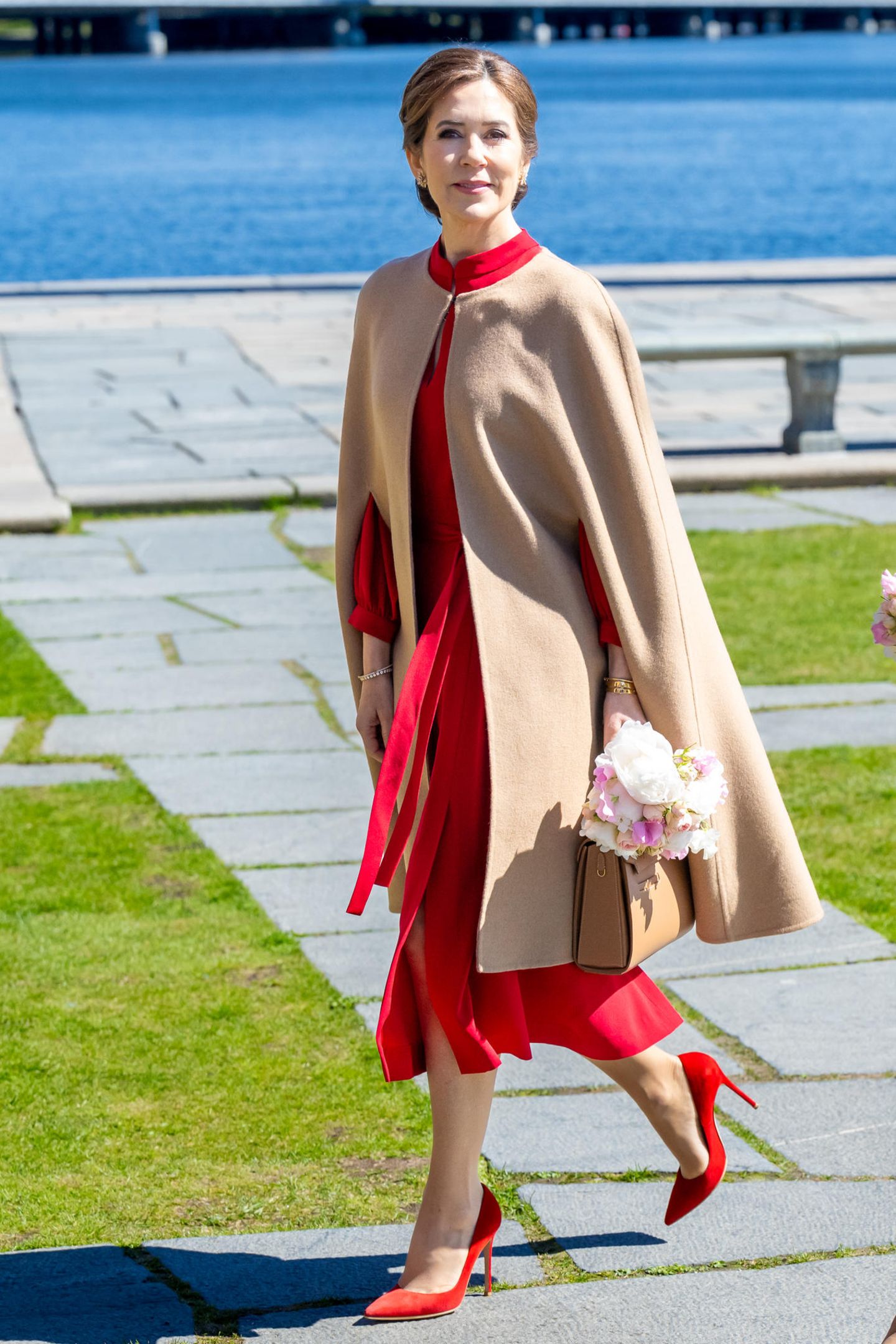 Königin Mary leuchtet an Weihnachten in knalligem Orange | GALA.de