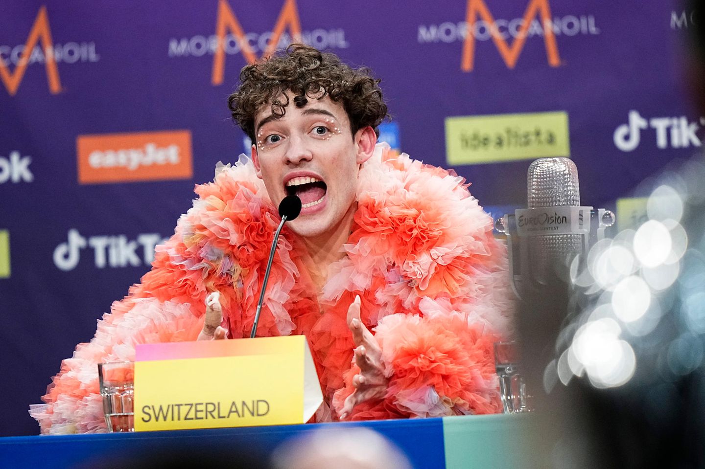 Eurovision Song Contest: Nach Sieg zerstört Nemo die Trophäe | GALA.de Eurovision Song Contest: Nach Sieg zerstört Nemo die Trophäe | GALA.de
