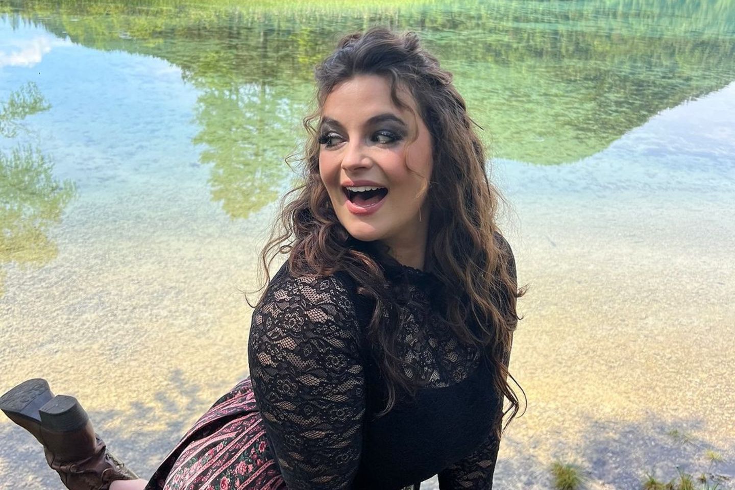 Ronja Forcher: "Bergdoktor"-Star überrascht mit sexy Dirndl-Look | GALA.de