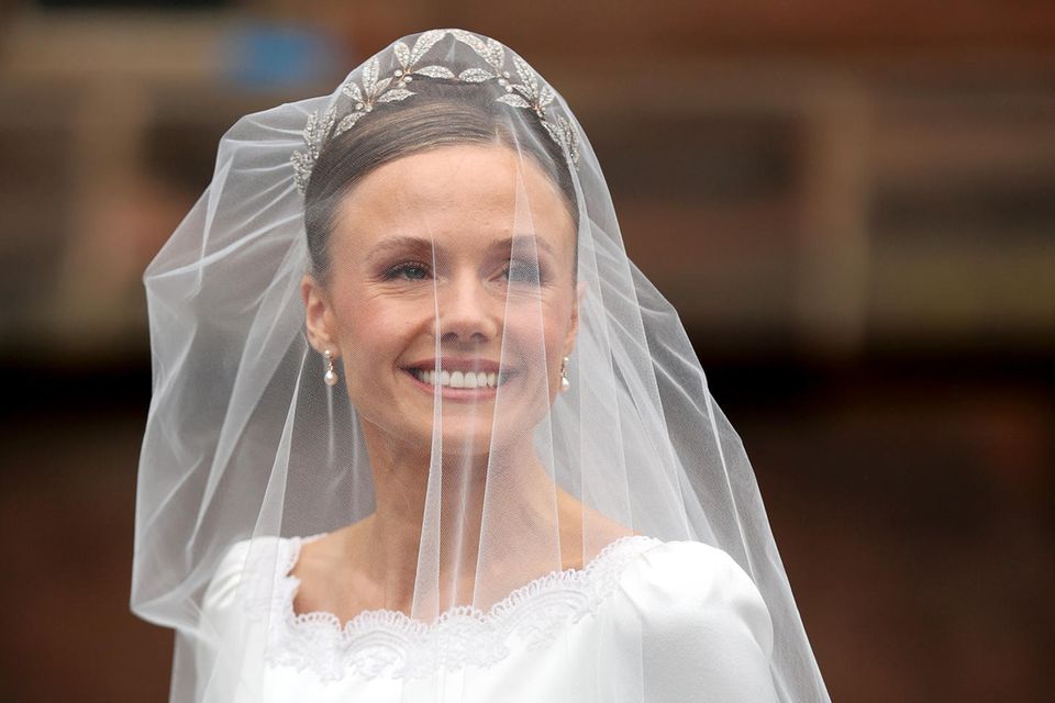 Olivia Henson sagt "Ja": Alle Details zu ihrem floralen Braut-Look ...