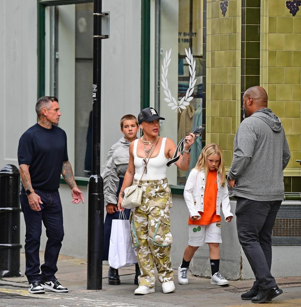 Cooles Duo: Carey Hart beim Shopping mit Tochter Willow gesichtet | GALA.de