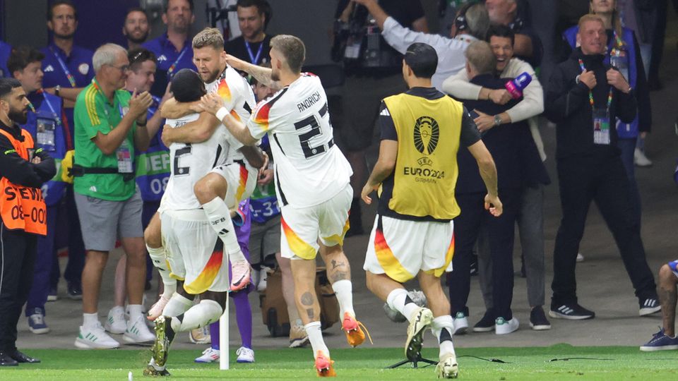 Johannes B. Kerner: Ausgelassener EM-Jubel mit Michael Ballack | GALA.de