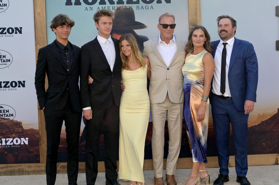 Kevin Costner: Mit fünf seiner Kinder bei Filmpremiere | GALA.de