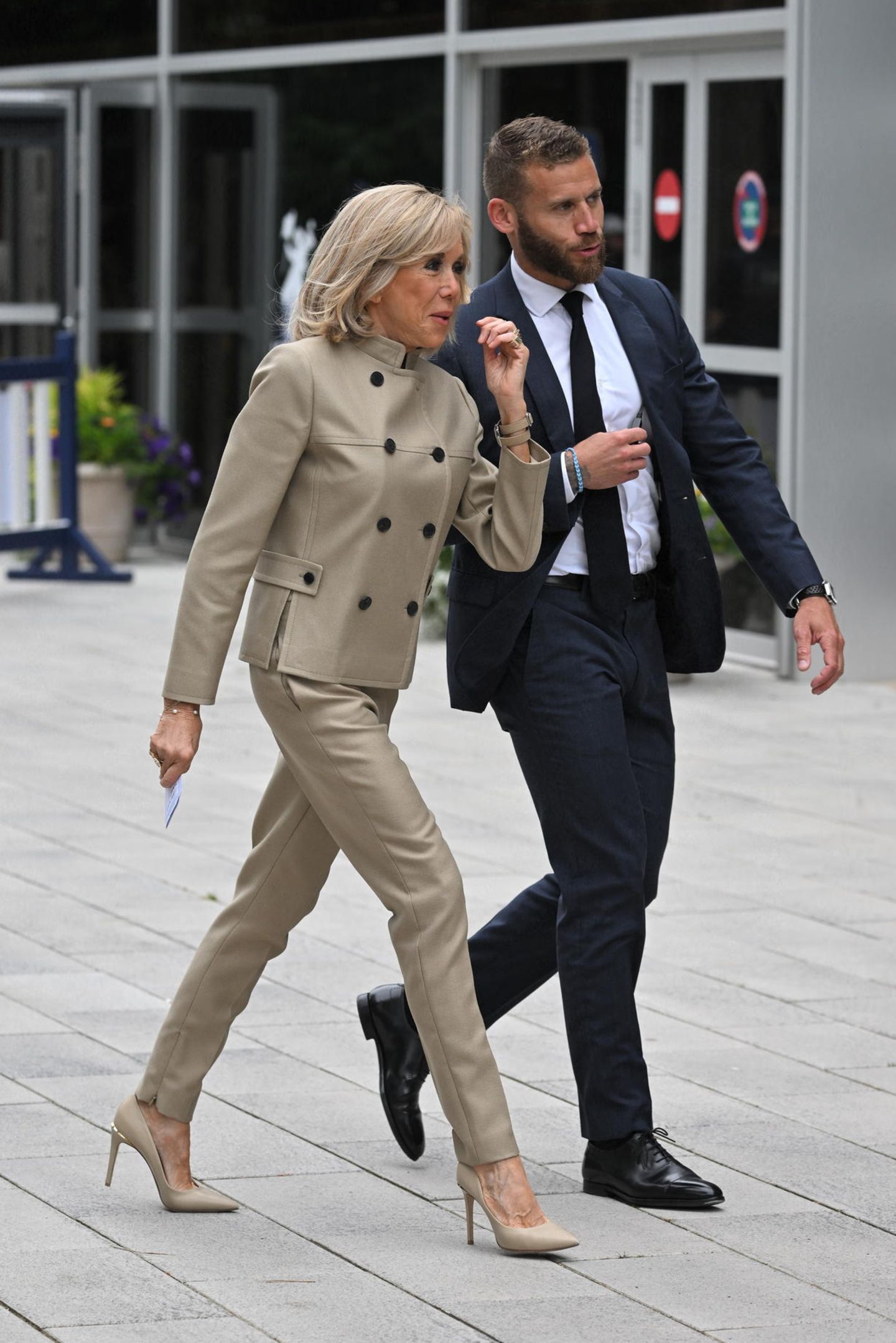 Brigitte Macron: Im Ton-in-Ton-Look stellt sie ihr Stilgefühl erneut ...