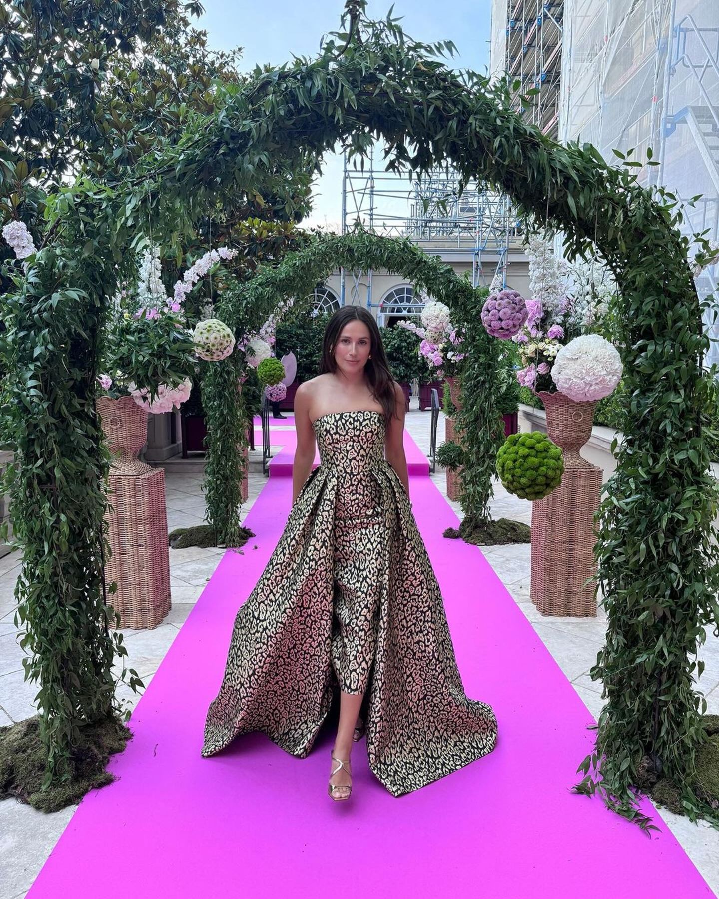 Harper Beckham begleitet Victoria zur Ramsay-Hochzeit – ihr Fashion ...