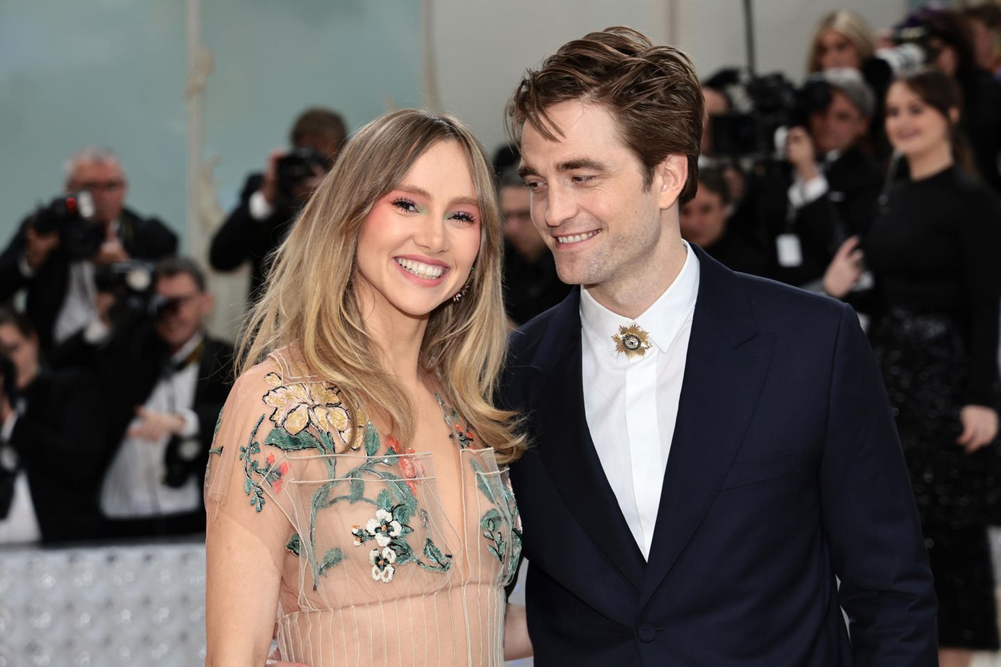 Suki Waterhouse: Skurrile Kennlernstory mit Robert Pattinson enthüllt ...