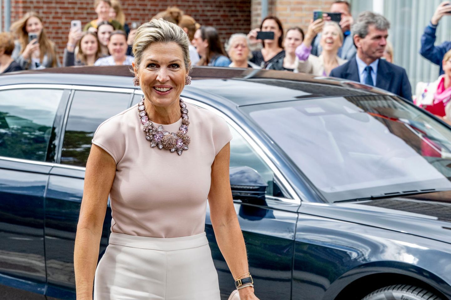 Königin Máxima der Niederlande: Glamour-Auftritt im Sandkasten | GALA.de