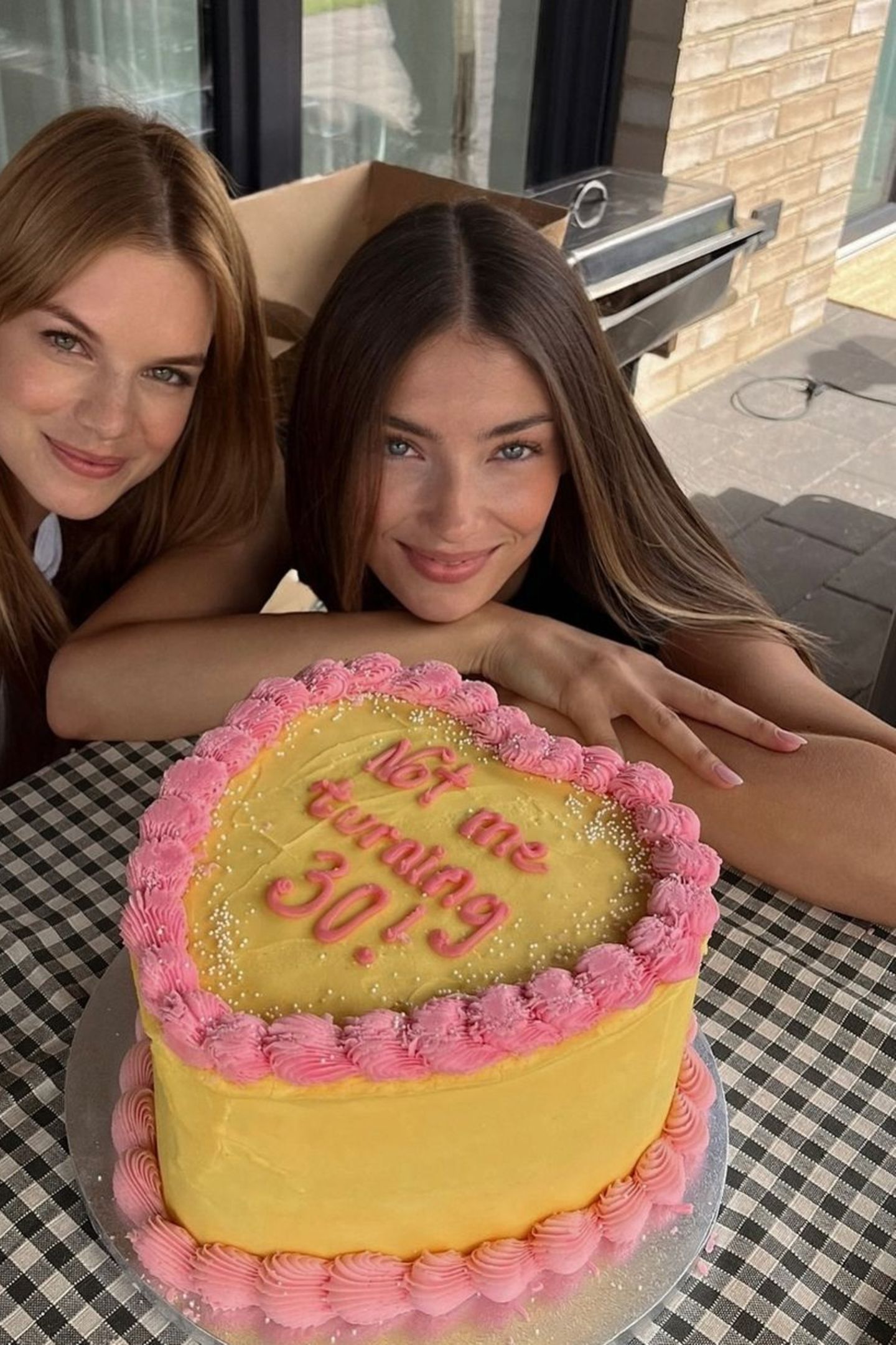 Stars mit Torte: Aber bitte mit Sahne! | GALA.de