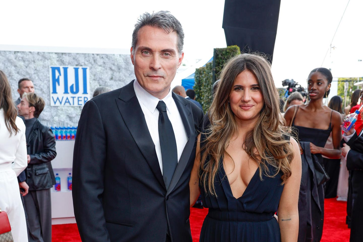 Rufus Sewell: 3 Ehe! Schauspieler heiratet 29 Jahre jüngere Freundin ...