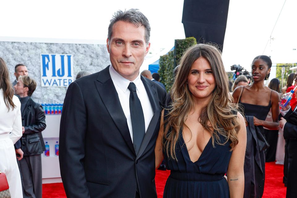 Rufus Sewell: 3 Ehe! Schauspieler heiratet 29 Jahre jüngere Freundin ...