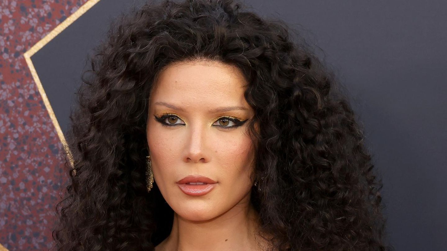 Sängerin Halsey: "Ich hatte während eines Konzerts eine Fehlgeburt ...