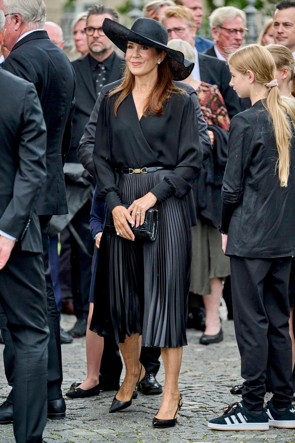 Königin Mary leuchtet an Weihnachten in knalligem Orange | GALA.de