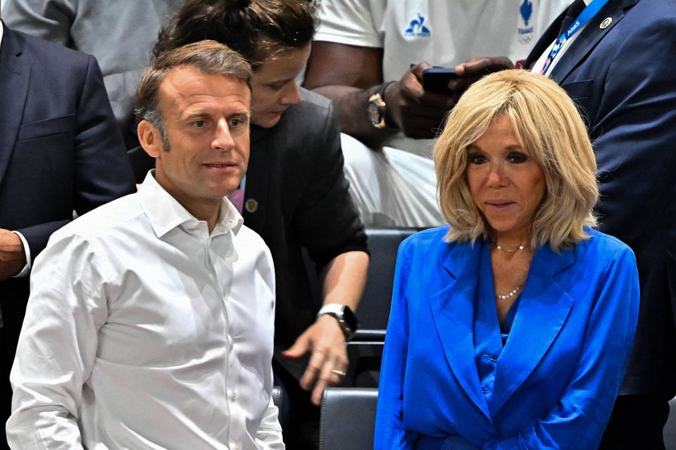 Emmanuel Macron: Ungewohnt kühler Auftritt mit Ehefrau Brigitte nach ...
