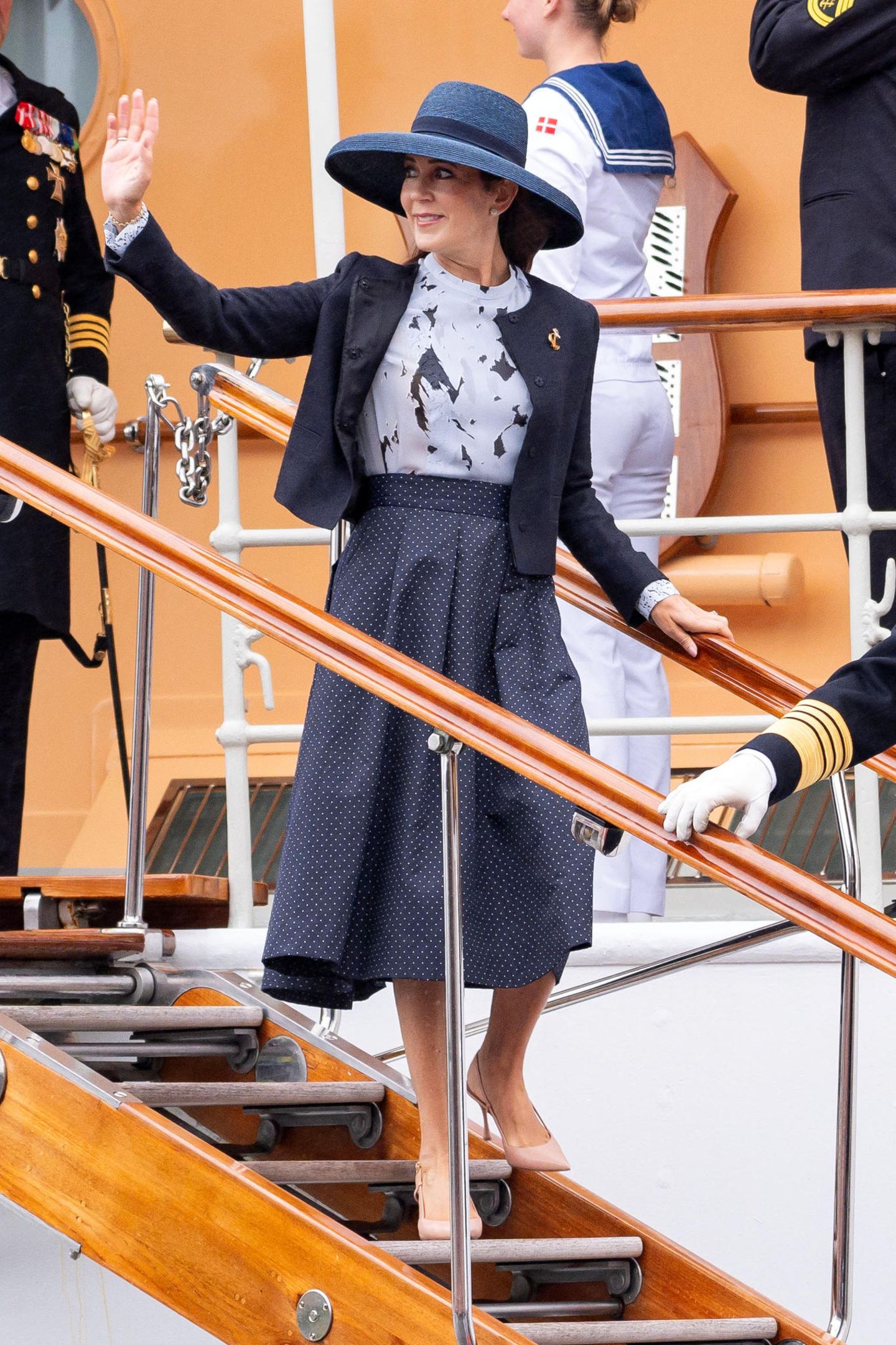 Königin Mary leuchtet an Weihnachten in knalligem Orange | GALA.de