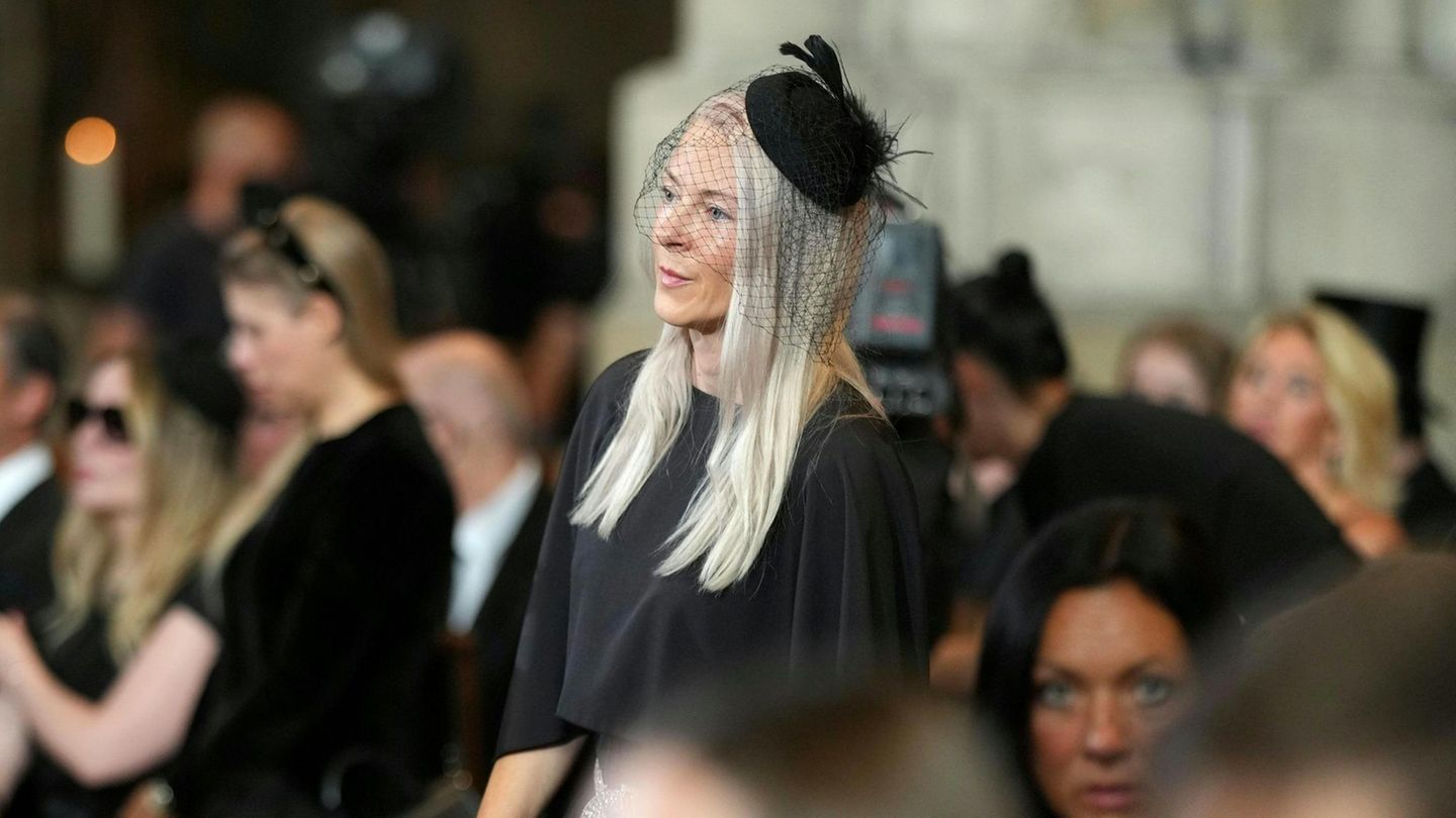 Richard Lugner: Witwe Simone kommt zu spät zur Trauerfeier | GALA.de