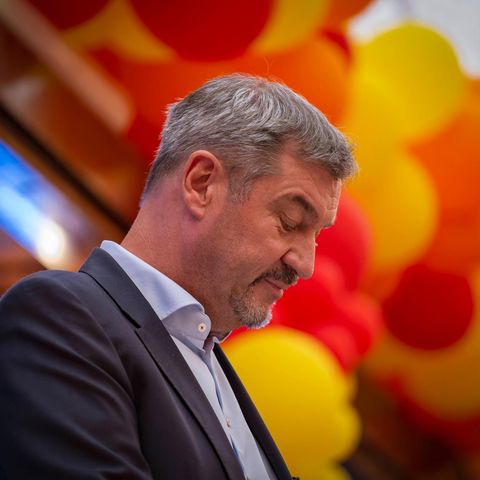 Markus Söder in Rom: Heftige Kritik für Selfie vor Papst-Trauerfeier ...