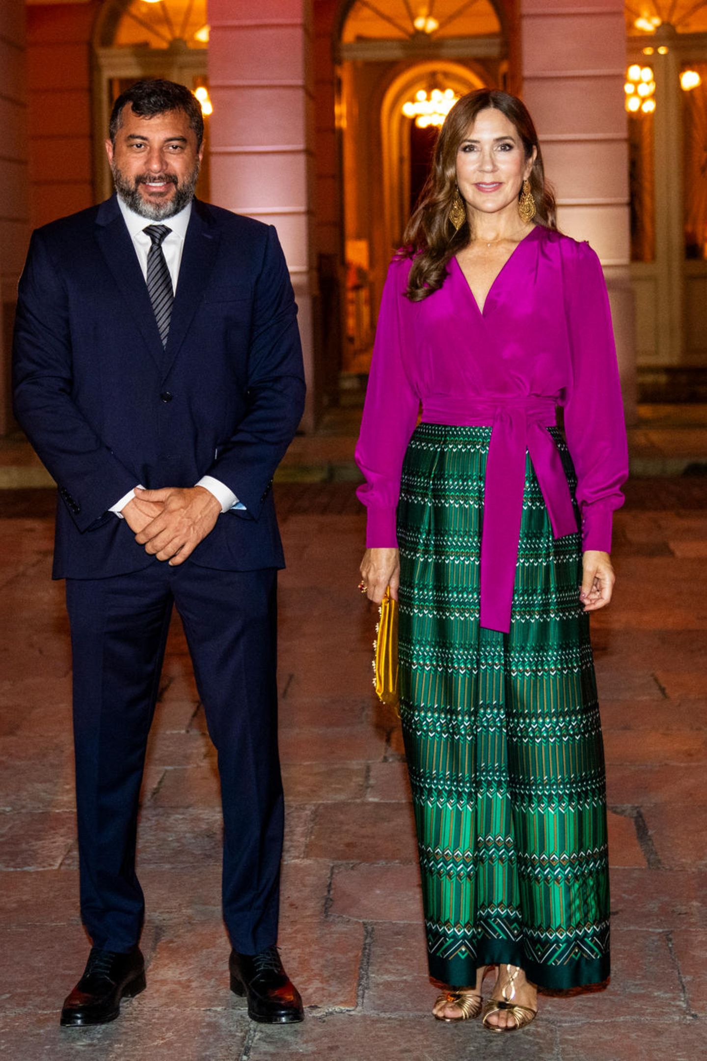 Königin Mary leuchtet an Weihnachten in knalligem Orange | GALA.de