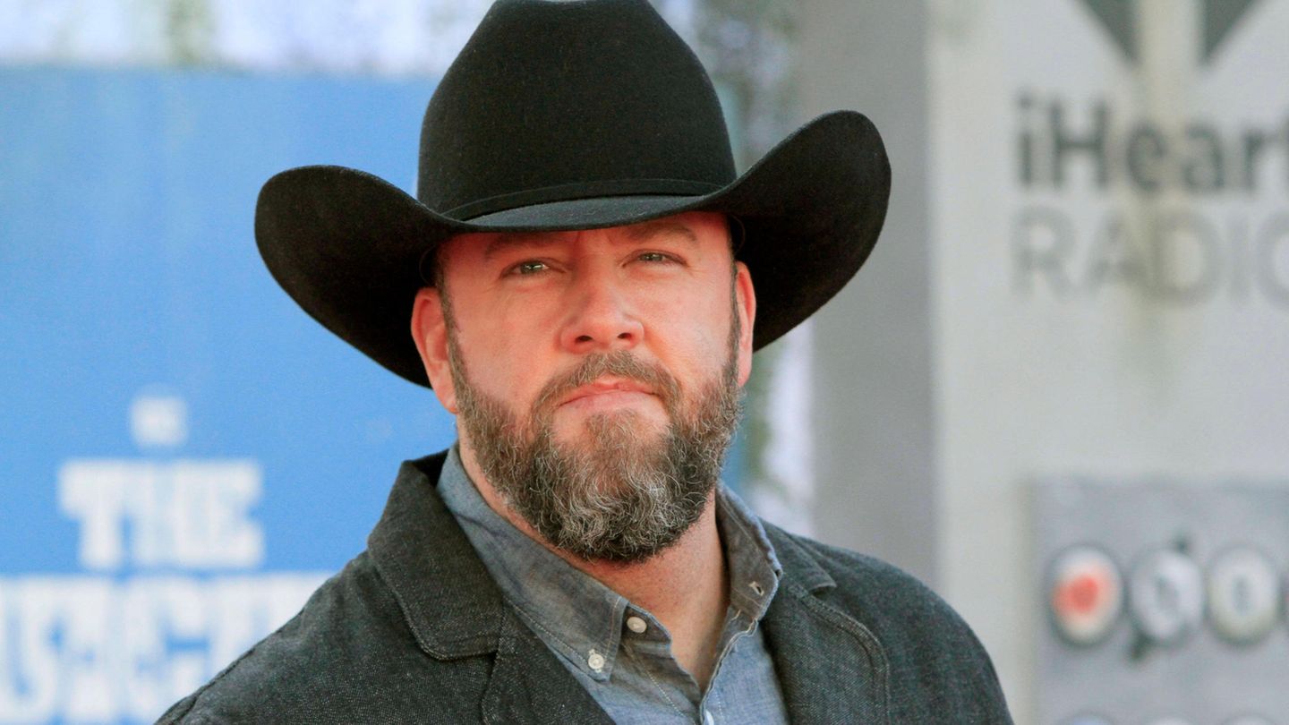 Chris Sullivan - Starporträt, News, Bilder | GALA.de