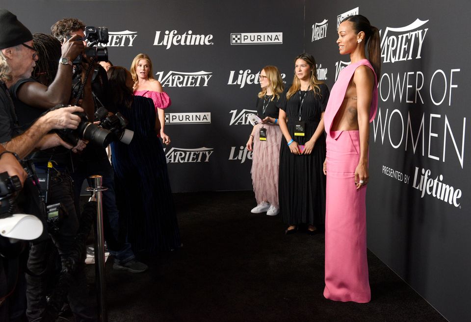 Elle Fanning: In einem androgynen Look strahlt sie über beide Ohren ...