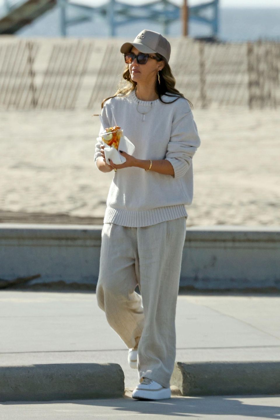 Style-Zoom: Die schönsten Streetstyles der Stars 2024 | GALA.de