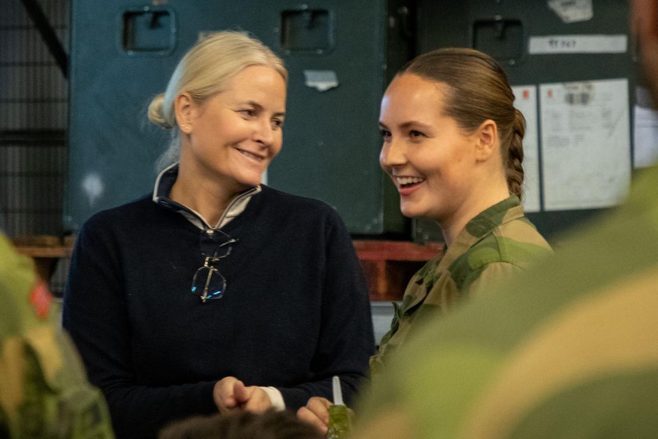Prinzessin Ingrid Alexandra: Besuch von Mama Mette beim Militär | GALA.de