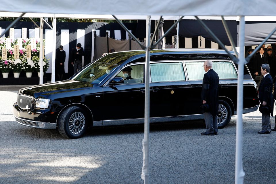 Japans Royals nehmen Abschied: Die Beerdigung von Prinzessin Yuriko in ...