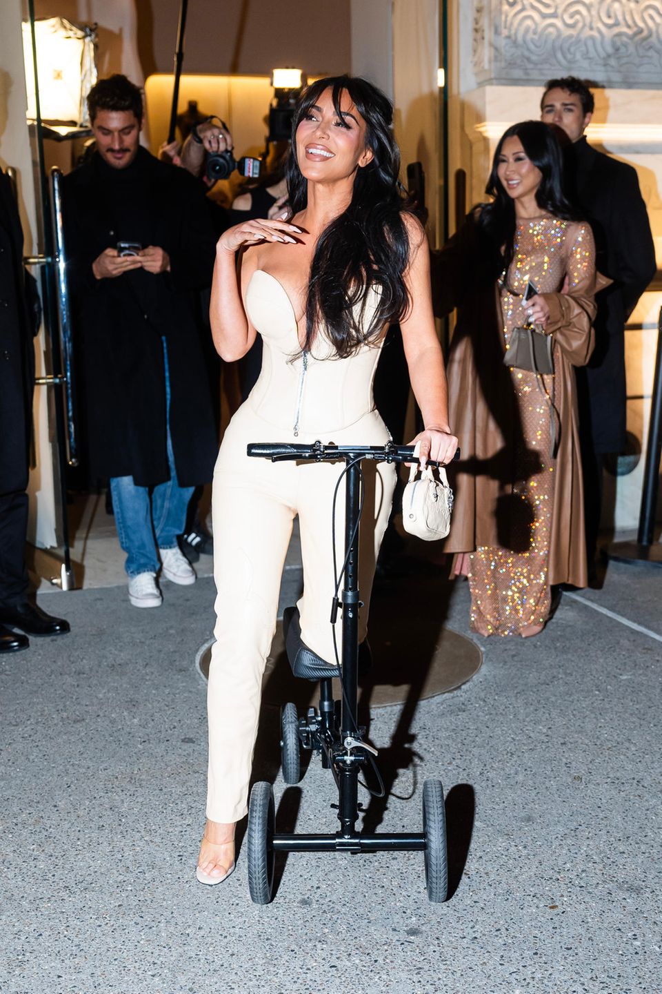 Kim Kardashian: Skurrile Fotos! High Heels trotz gebrochenem Fuß | GALA.de