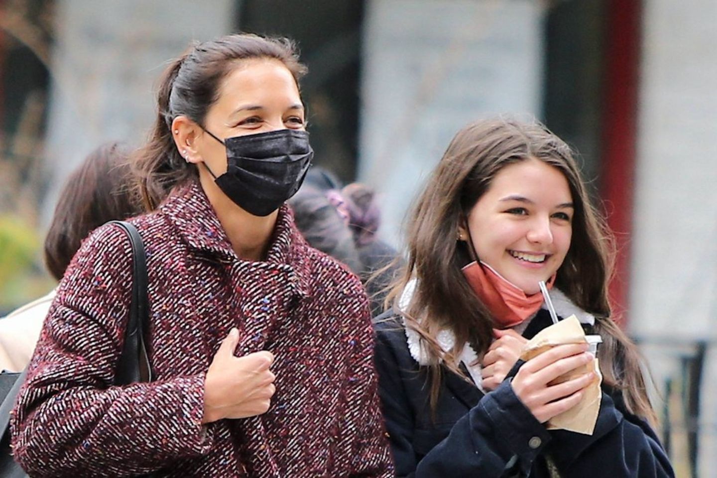 Katie Holmes Tochter Suri Cruise Gratuliert Mit Rosen Galade
