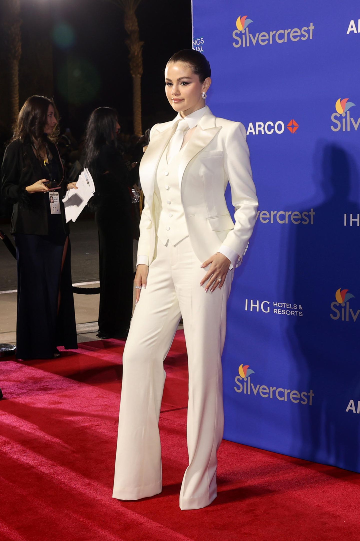 Selena Gomez begeistert bei den Palm Springs Film Awards im Brautlook ...