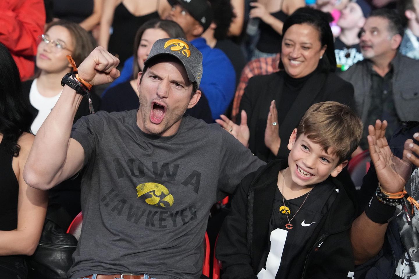 Ashton Kutcher: Sohn Dimitri wagt den Schritt in die Öffentlichkeit ...