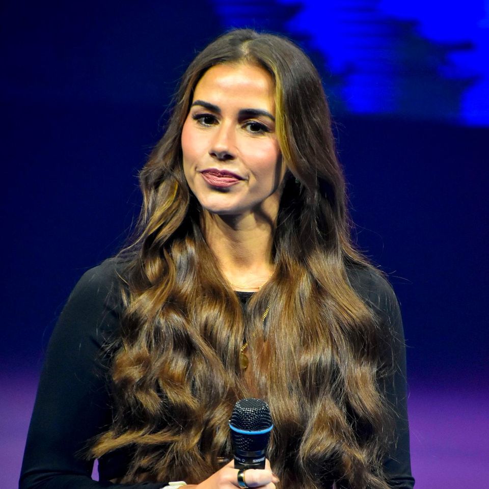 Thomas Müller: Trotz Krisengerüchten trägt er seine Lisa bei sich | GALA.de