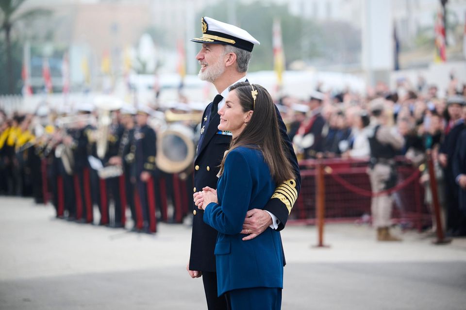 Spaniens Königspaar: Felipe und Letizia mit ihren Töchtern | GALA.de