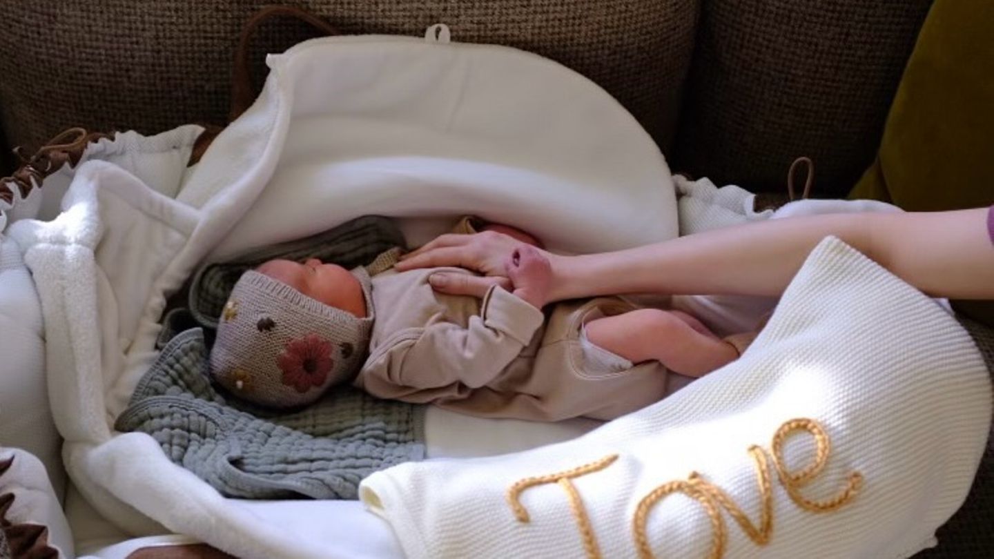 Star-Babys: Lily Collins teilt erstes Foto von Baby Tove | GALA.de